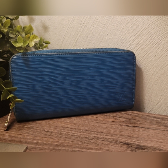 Louis Vuitton | Bags | Louis Vuitton Epi Leather Zippy Zip | Poshmark